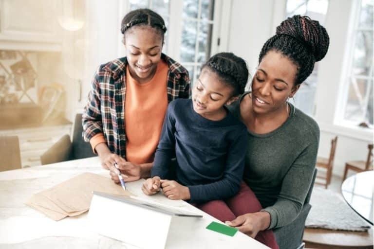 These 30 money-saving tips for moms on a budget: - Mundobytes