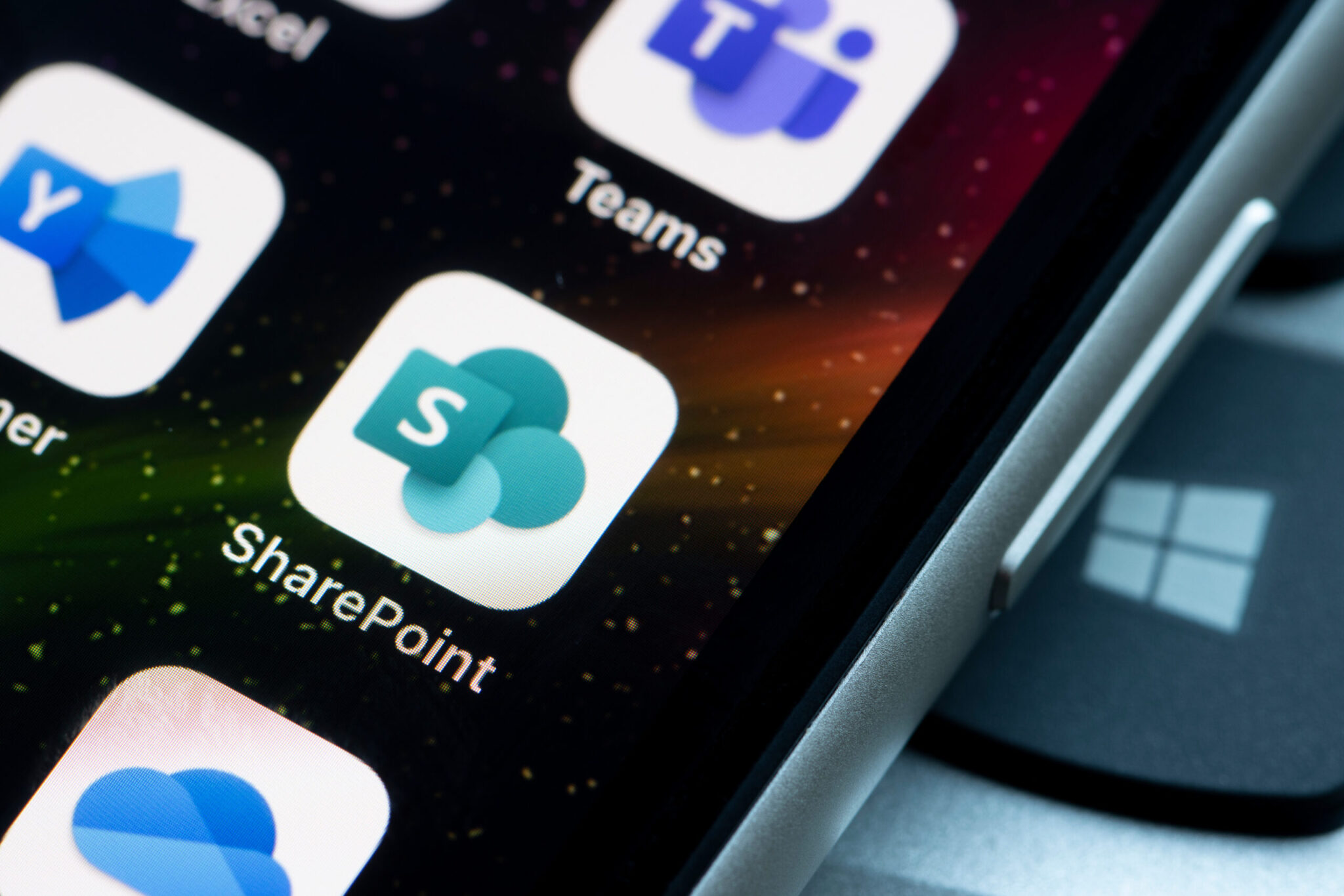 Microsoft Teams vs SharePoint : différences et utilisations