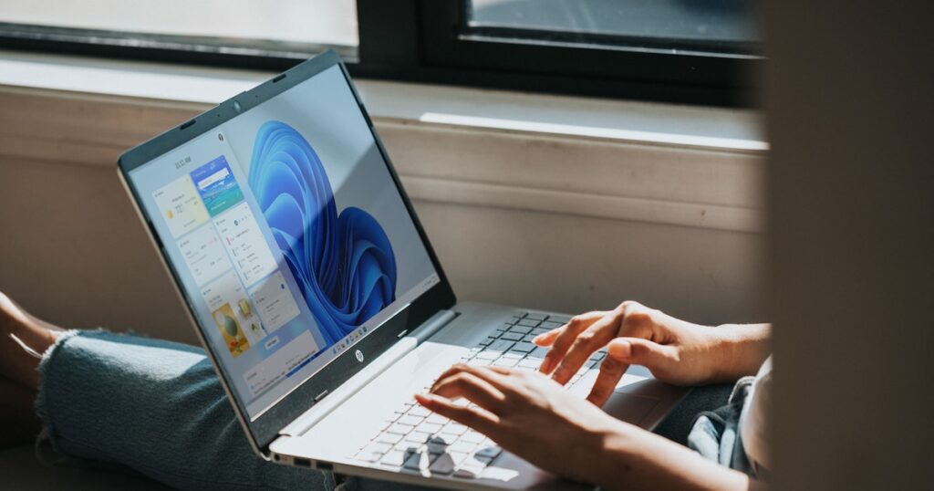 Slå enkelt av eller på automatisk ljusstyrka i Windows 11